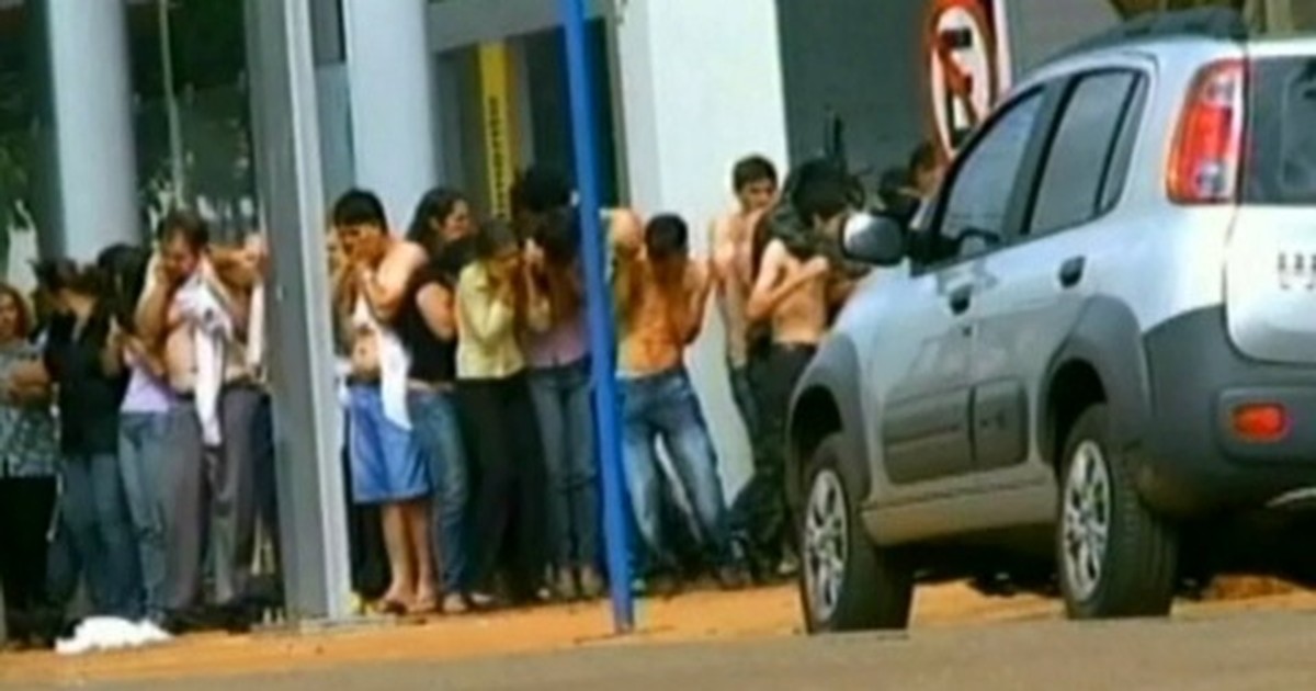 G1 Bandidos Usam Reféns Como Escudo Contra Polícia Durante Assalto A