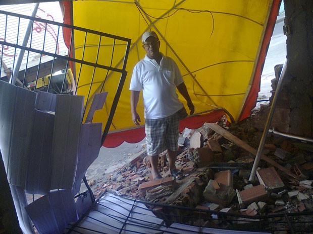 G Caminhão sem freio desce ladeira e derruba muro de casa em Salvador notícias em Bahia