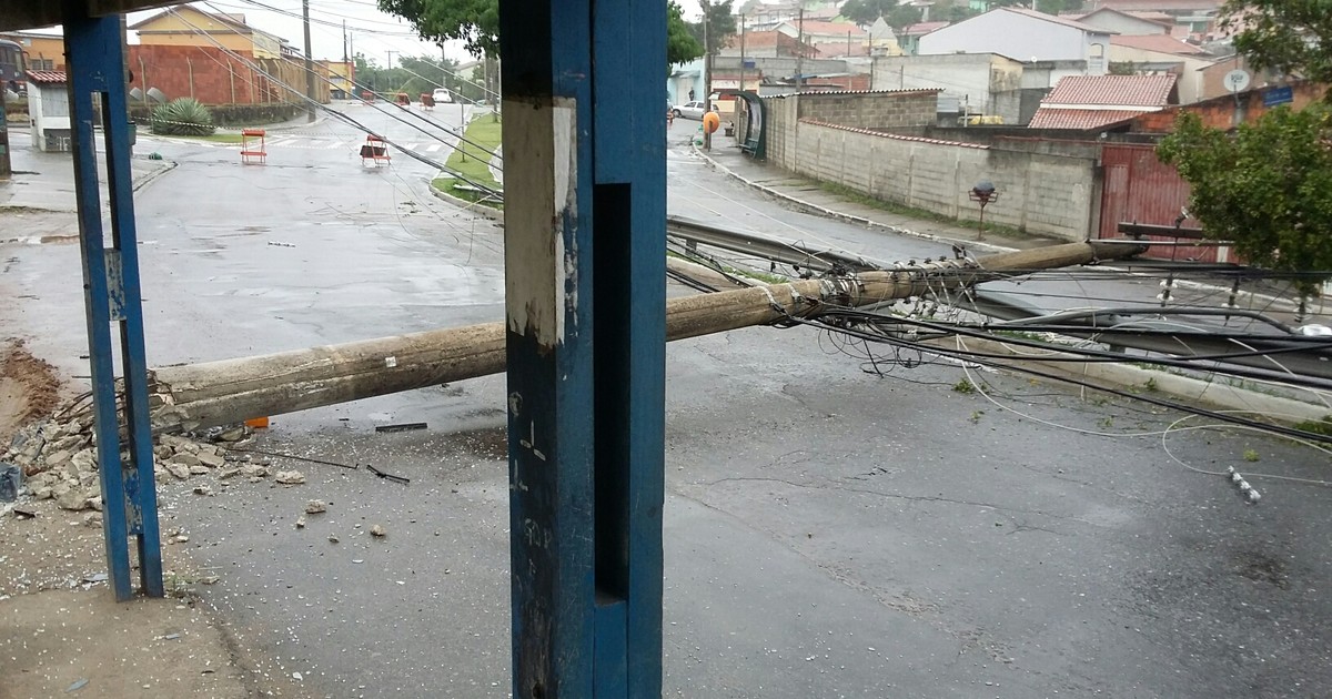 G1 - Carro bate em poste e deixa três bairros sem luz em São José, SP - notícias em Vale do ...