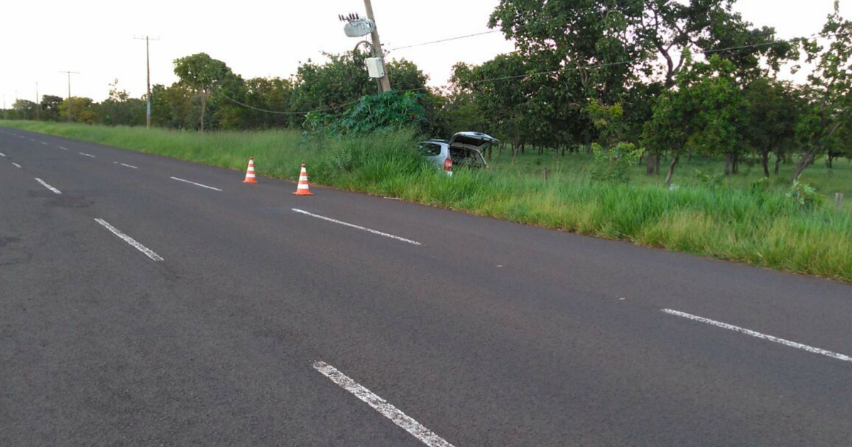 G1 - Motorista dorme ao volante, sai da pista e bate em poste de energia - notícias em Mato ...