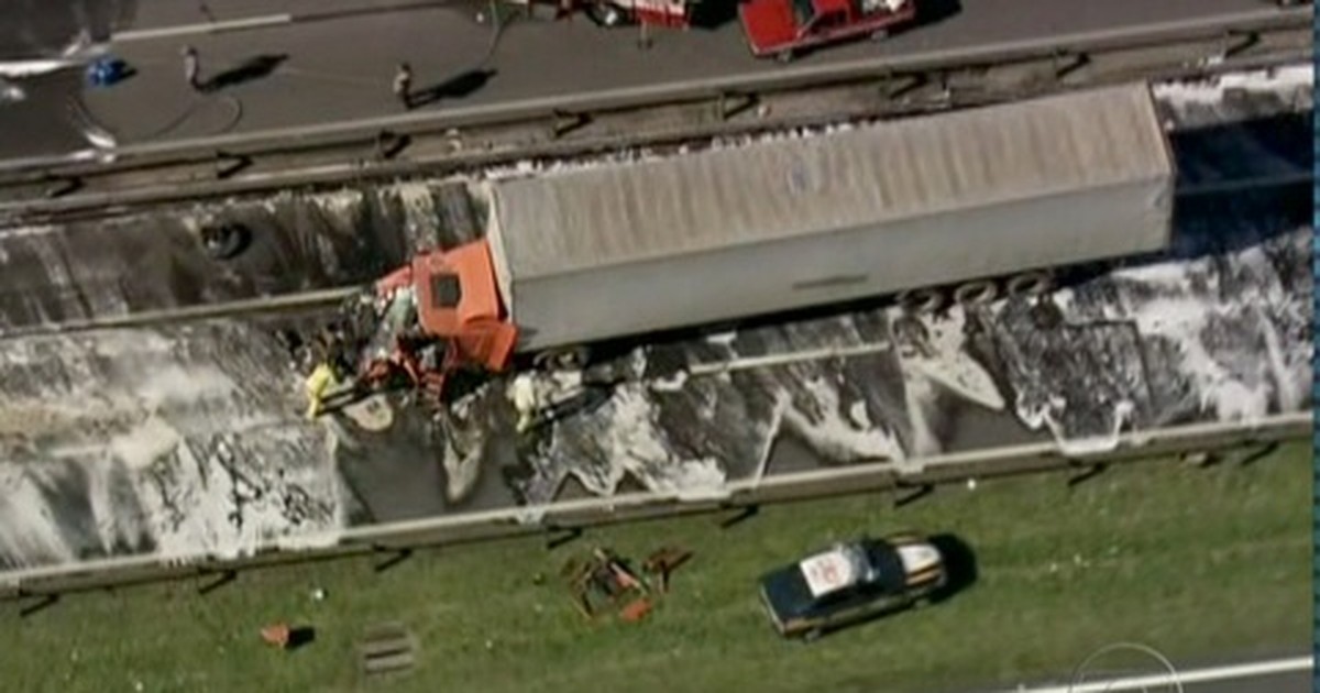 G1 - Acidente bloqueia pista expressa da Via Dutra - notícias em São Paulo