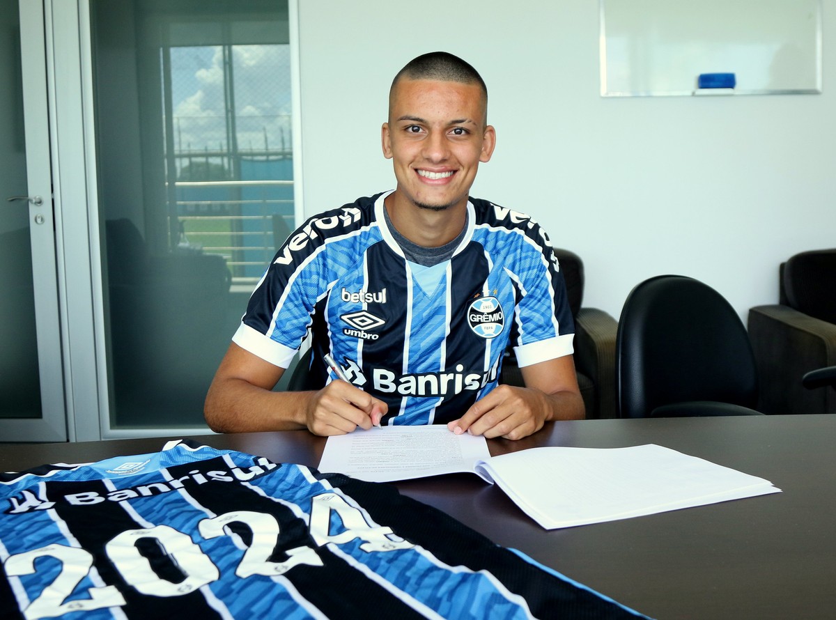 Após estreia no profissional atacante renova Grêmio e tem multa de R milhões grêmio ge