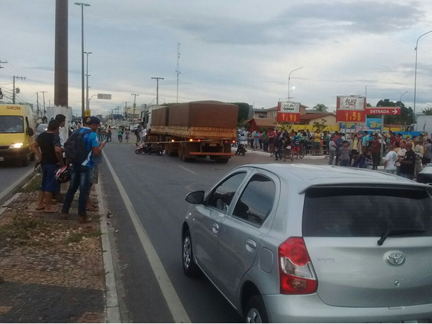 G1 - Passageira de moto morre atropelada por carreta em acidente em ... G1 - Passageira de moto morre atropelada por carreta em acidente em ...