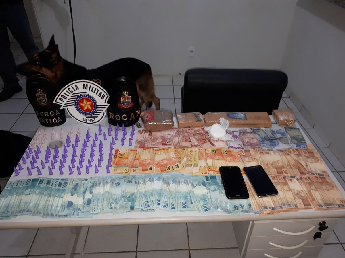 Dupla é presa R 15 mil e drogas dentro de borracharia em Marília