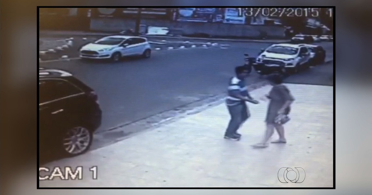 G1 Câmera Flagra Roubo De Carro Em Frente A Salão De Beleza Em