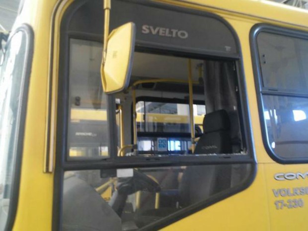 G1 - Grupo se recusa a pagar passagem e atira pedras em ônibus de ... G1 - Grupo se recusa a pagar passagem e atira pedras em ônibus de ...