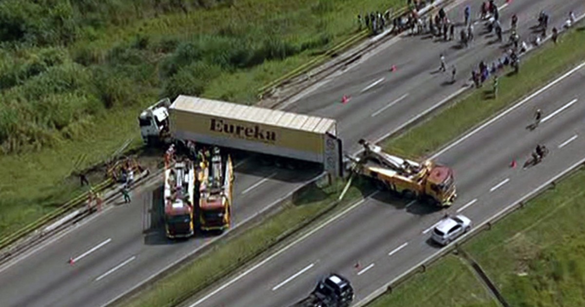 G1 - Acidente fecha pista sentido SP da Dutra no trecho de São José, SP - notícias em Vale do ...