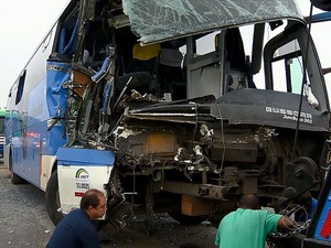 G1 Batida entre ônibus e carreta na BR 040 deixa morto e feridos em