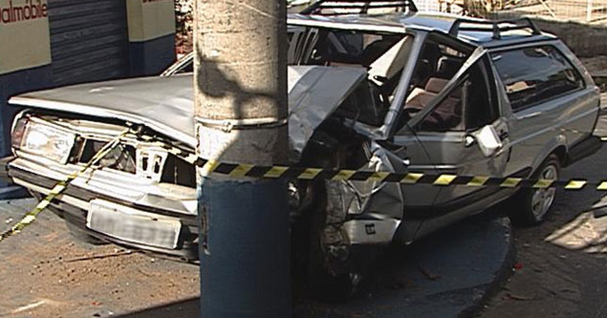 G1 - Carro atropela um, perde o controle e bate em poste em BH - notícias em Minas Gerais