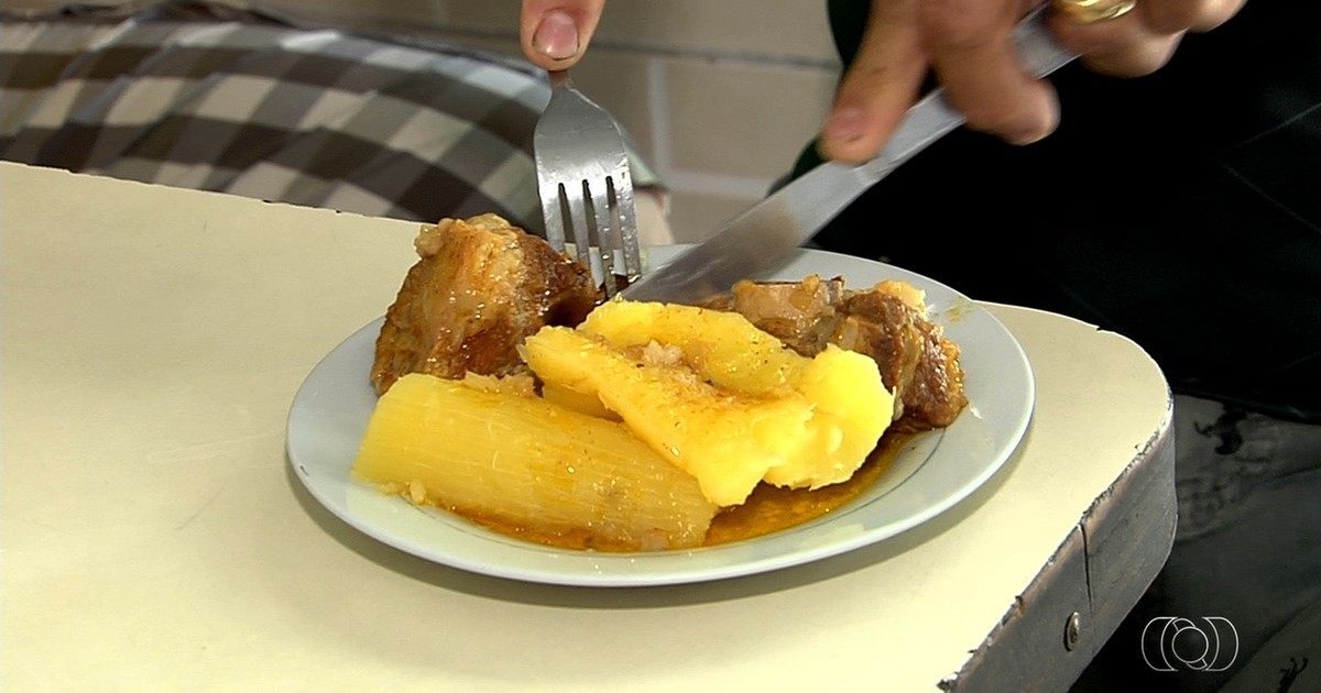 G1 - Dono de bar ensina a receita de costela bovina com mandioca ...