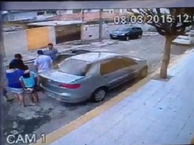 G1 Câmeras Flagram Assalto A Família Na Zona Sul De Natal Veja Vídeo