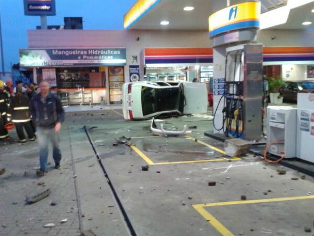 G1 - Motorista perde controle do veículo e invade posto de gasolina no RS - notícias em Trânsito RS