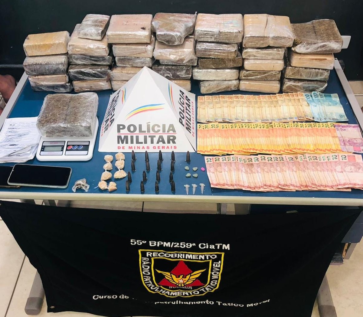 Polícia apreende 64 barras de maconha em despensa de casa em Pirapora