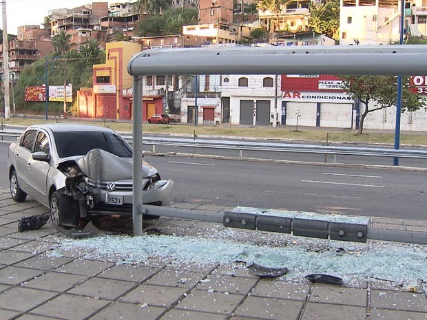 G1 - Homem perde controle de veículo e carro invade ponto de ônibus ... G1 - Homem perde controle de veículo e carro invade ponto de ônibus ...