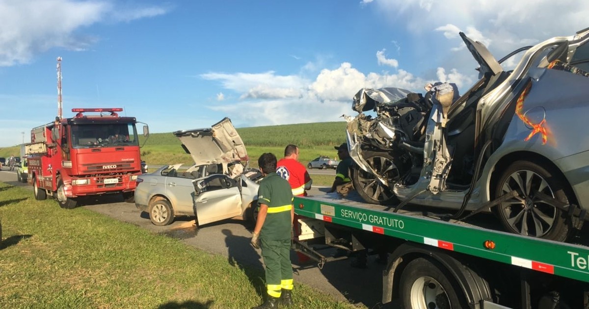 G1 - Acidente mata dois e deixa três feridos na rodovia Carvalho Pinto - notícias em Vale do ...