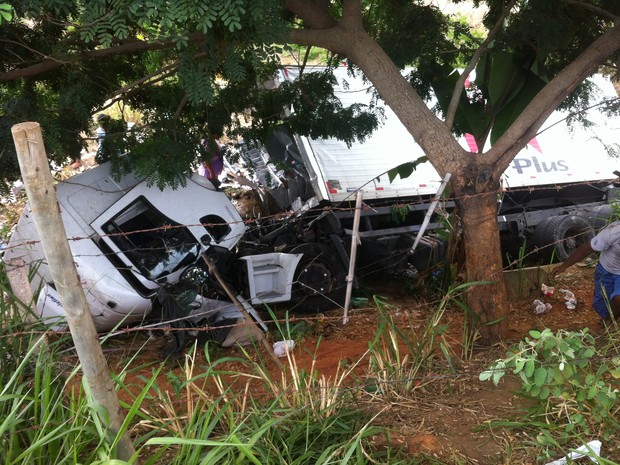 G1 - Motorista dorme ao volante e tomba caminhão em Governador ... G1 - Motorista dorme ao volante e tomba caminhão em Governador ...