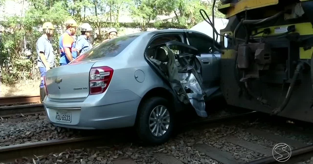 G1 - Carro é arrastado por trem no Centro de Barra Mansa, RJ - notícias em Sul do Rio e Costa Verde