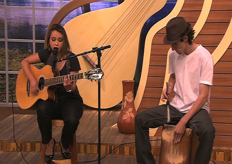 Rede Globo > tvcentroamerica - Queila Ribeiro solta a voz cantando um de seus sucessos