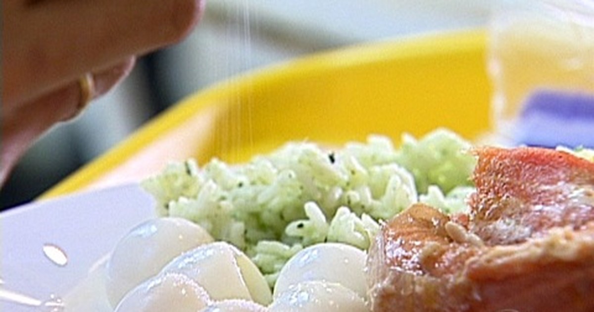 Jornal Nacional - Brasileiro consome mais do que o dobro da quantidade de sal ideal