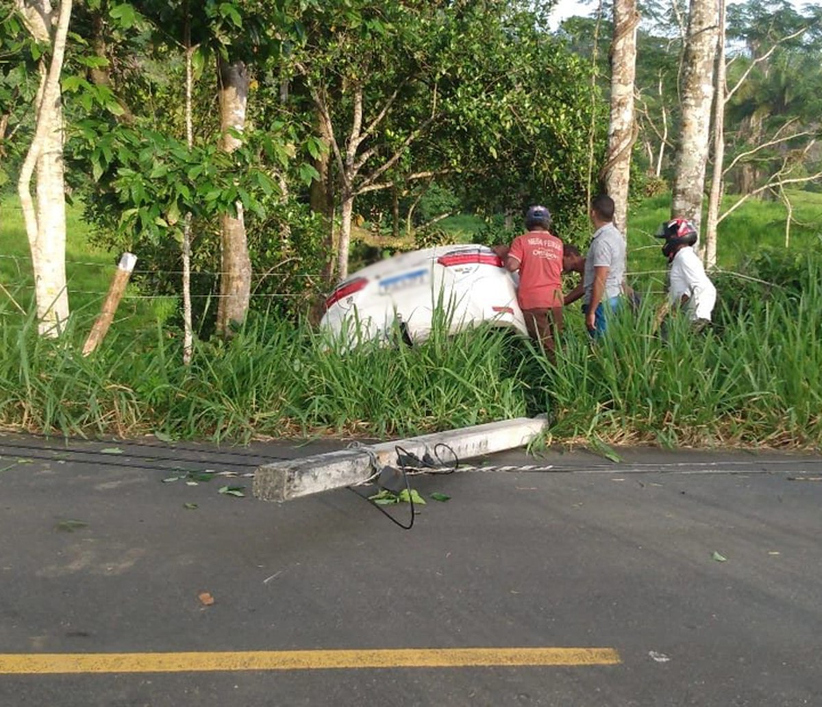 Homem morre e três pessoas ficam feridas após motorista bater em árvore