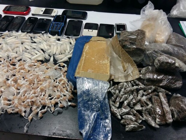 G1 Homem é Preso Com Drogas E Celulares Em Praia Grande Sp