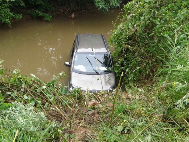 G1 Motorista Perde Controle De Carro E Cai Dentro De Rio Em Várzea