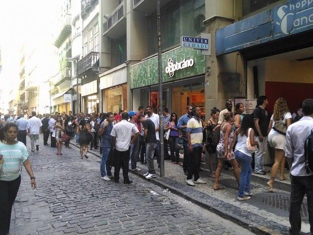 G1 - Alunos da UniverCidade fazem fila no Centro do Rio para ter ... G1 - Alunos da UniverCidade fazem fila no Centro do Rio para ter ...