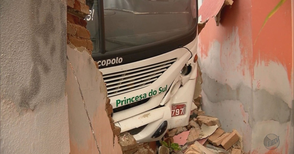 G1 - Ônibus circular lotado bate em muro de casa em Pouso Alegre, MG ...