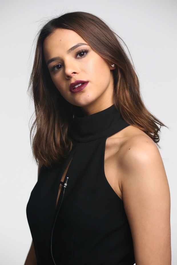 Bruna Marquezine empresta sua beleza para campanha - Vogue | Gente Bruna Marquezine empresta sua beleza para campanha - Vogue | Gente