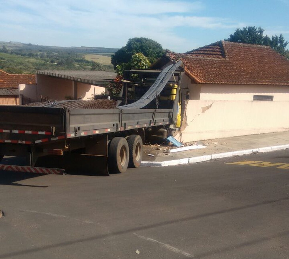 Caminhão sem freios atinge e destrói parte de muro de casa em Fernão Bauru e Marília G