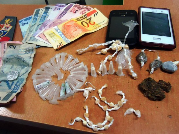 G1 Homens São Presos Com Drogas Celulares E Dinheiro Em Registro Sp