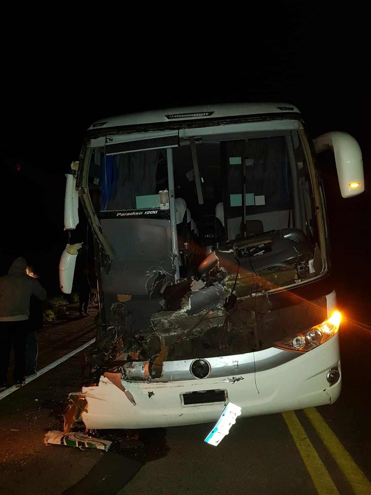 Acidente entre ônibus e caminhão deixa um ferido na Rio Santos em