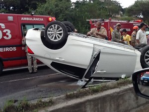G1 - Carro capota e deixa motorista ferido em Volta Redonda, no RJ - notícias em Sul do Rio e ...
