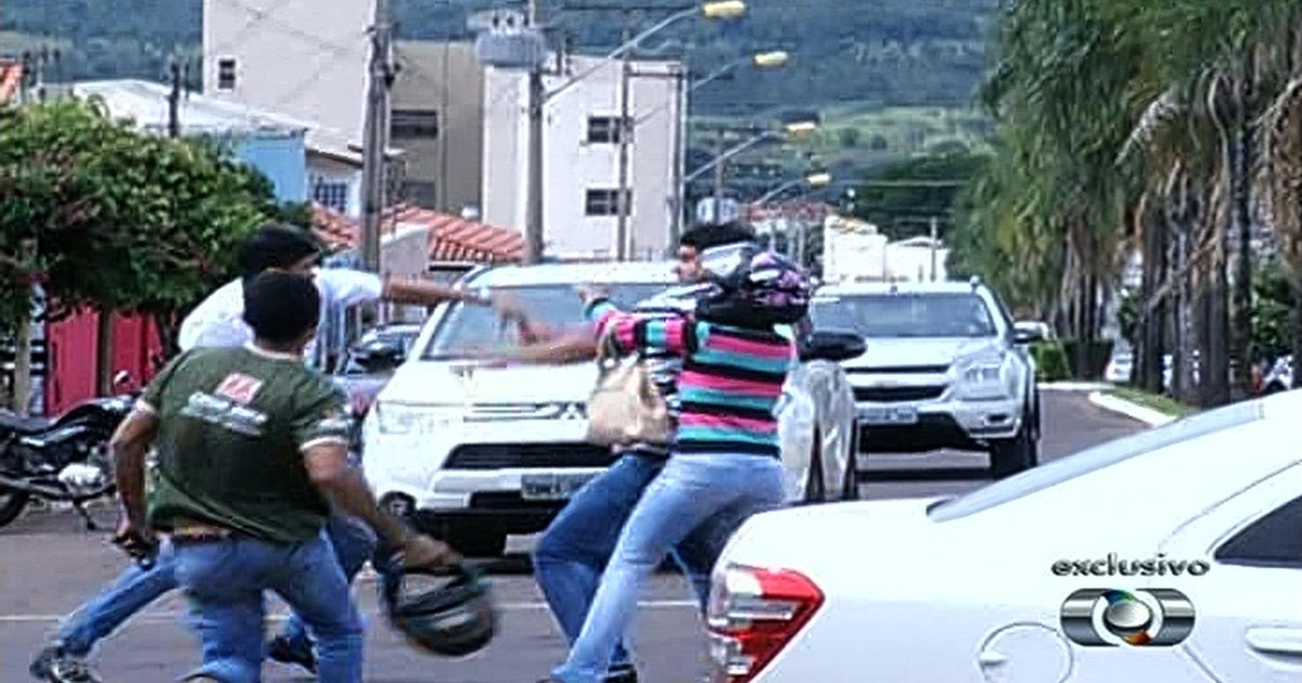 G1 Motoristas Se Agridem Com Socos Em Briga De Trânsito Em Go Vídeo
