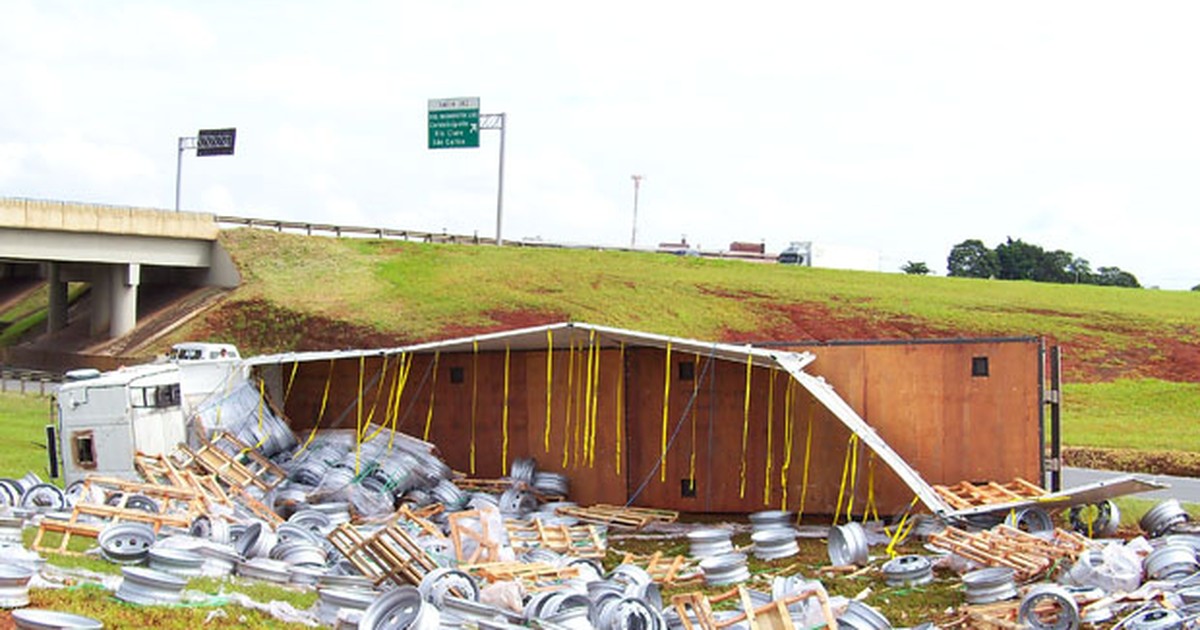 G1 - Caminhão tomba na Rodovia Anhanguera, em Limeira (SP) - notícias em VC no G1