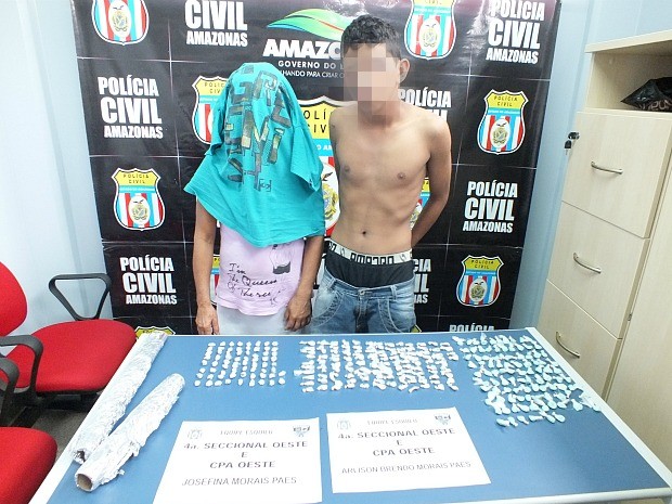 G1 Avó E Neto São Presos Na Casa Da Família Por Tráfico De Drogas No
