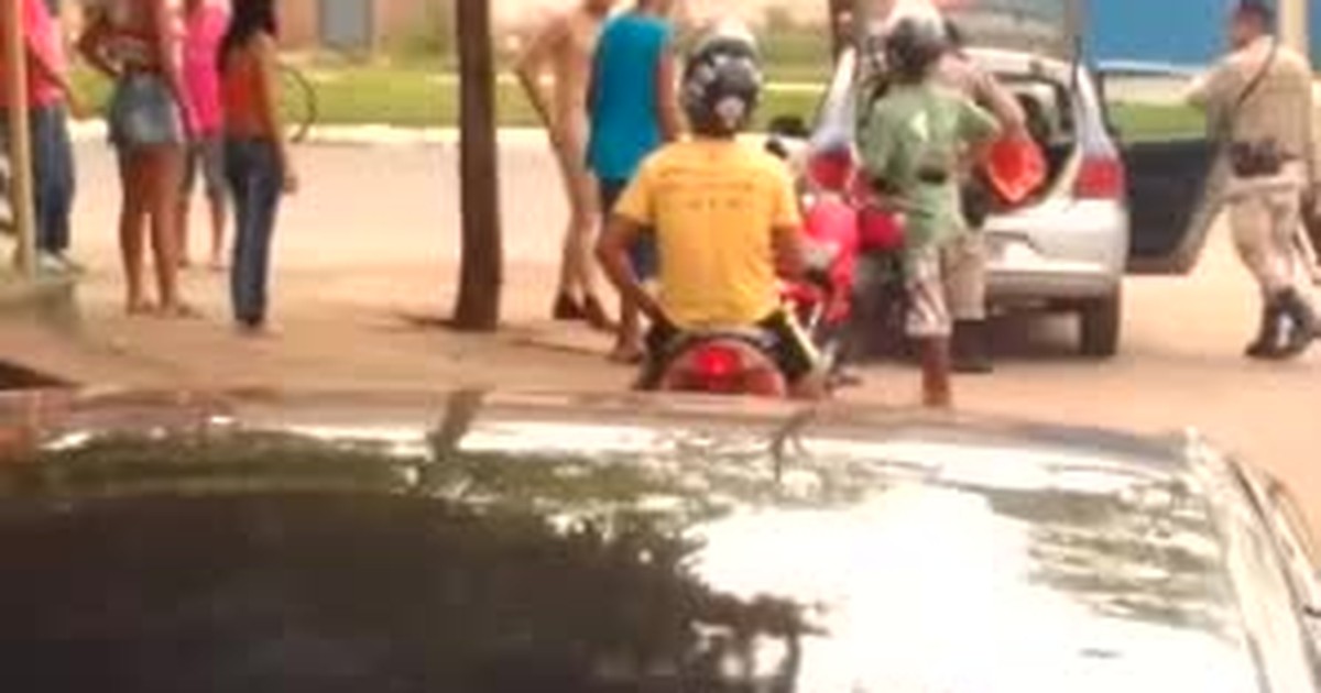 G Homem é detido pela PM após andar pelado em rua de Palmas veja vídeo notícias em Tocantins