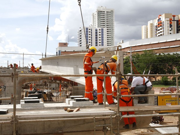 G1 Vigas São Instaladas Para Construir Viaduto Em Frente à Ufmt Em