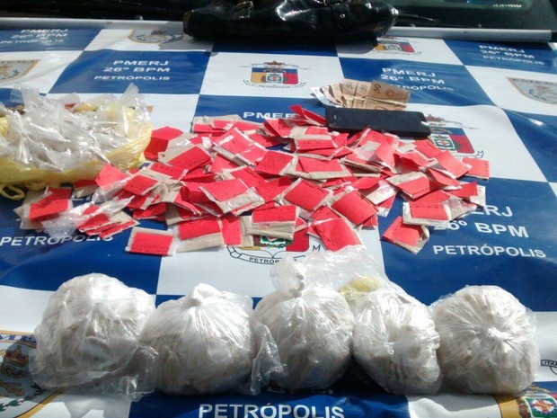 G1 PM detém dois e apreende carga de cocaína em Petrópolis no RJ
