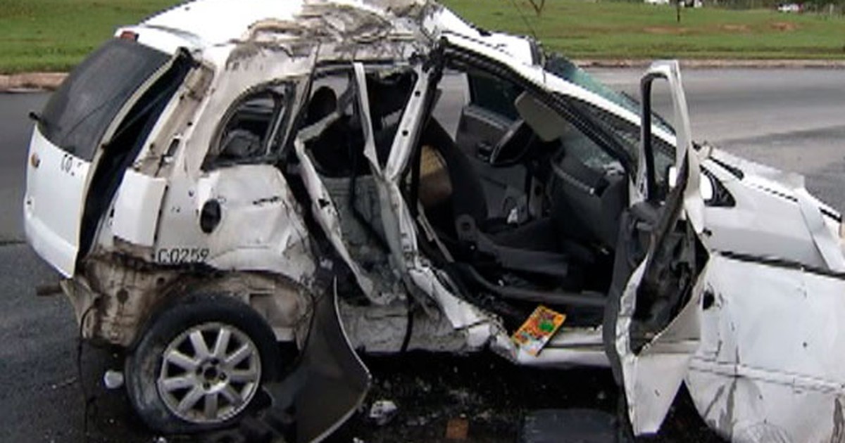 G1 - Taxista morre após bater carro em poste na Av. Paralela, em Salvador - notícias em Trânsito