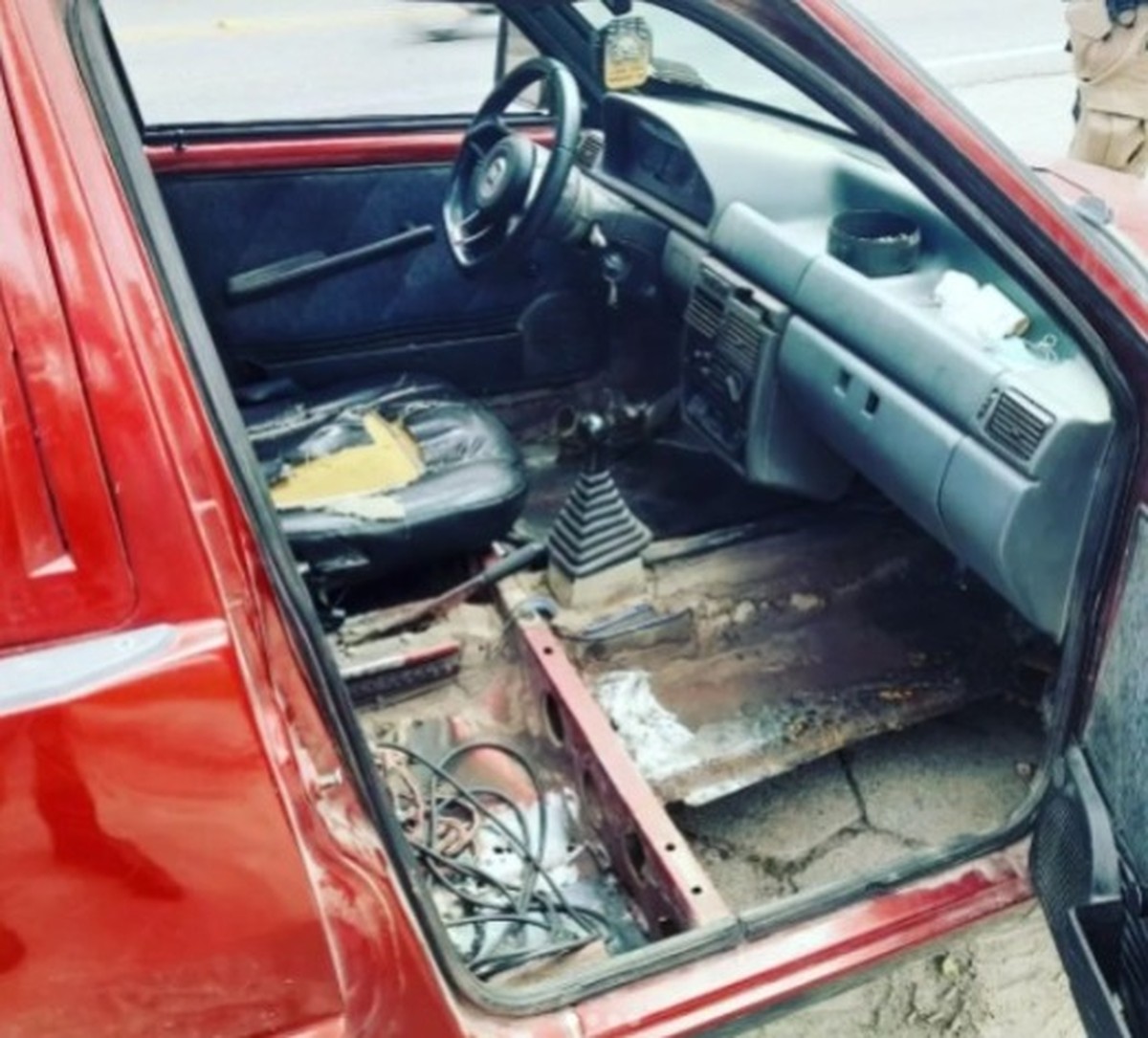 FOTOS Motorista é flagrado dirigindo carro sem assoalho em SC Santa Catarina G