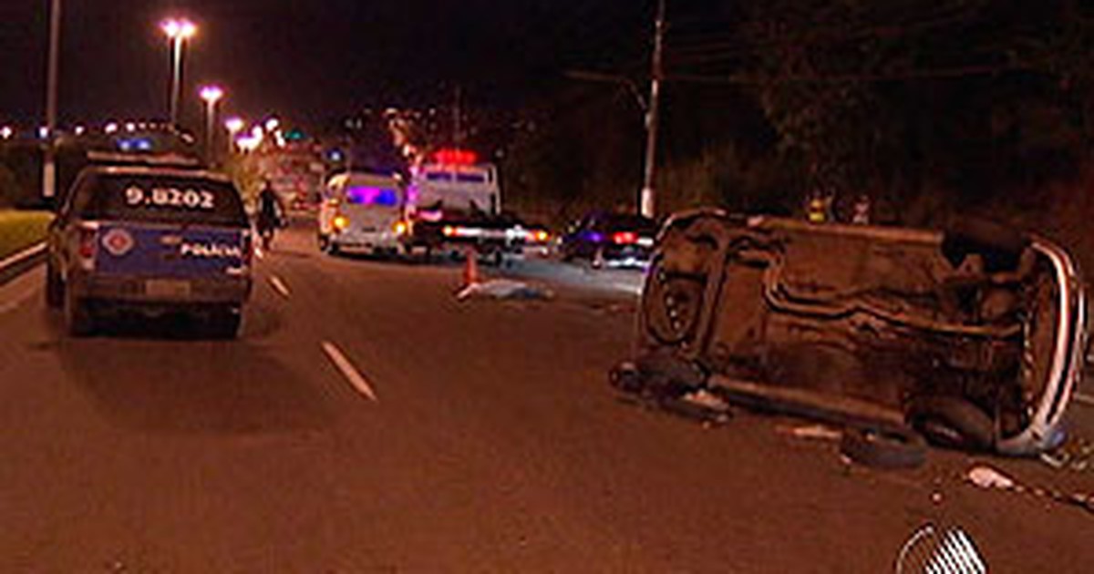G1 - Homem morre ao ser arremessado de carro em capotamento na Av. Paralela - notícias em Bahia