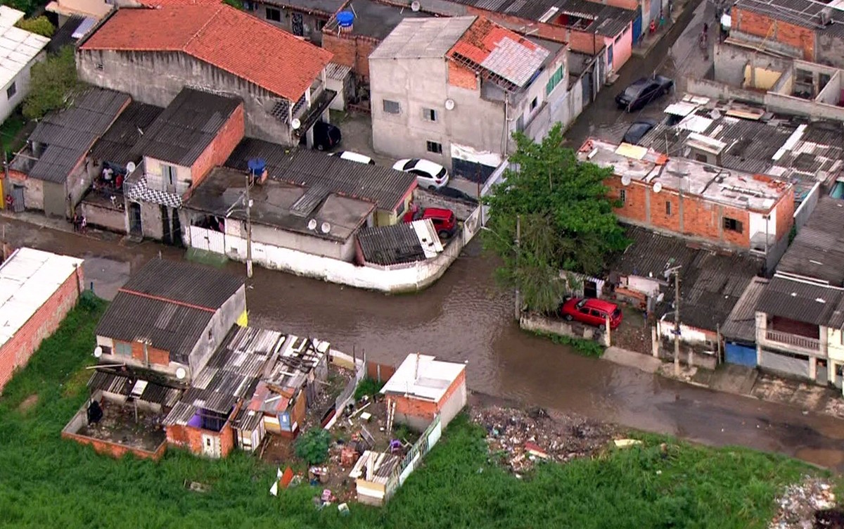 Chuva deixa regiões de SP em estado de atenção e causa alagamentos