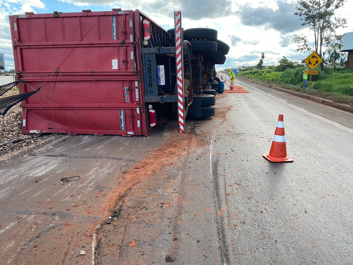 Motorista perde controle de carreta capota e tem mão dilacerada