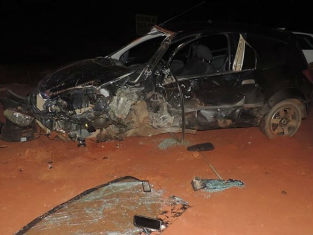 G1 - Motorista sobrevive após bater carro em caminhão na BR-242; veja fotos - notícias em Bahia