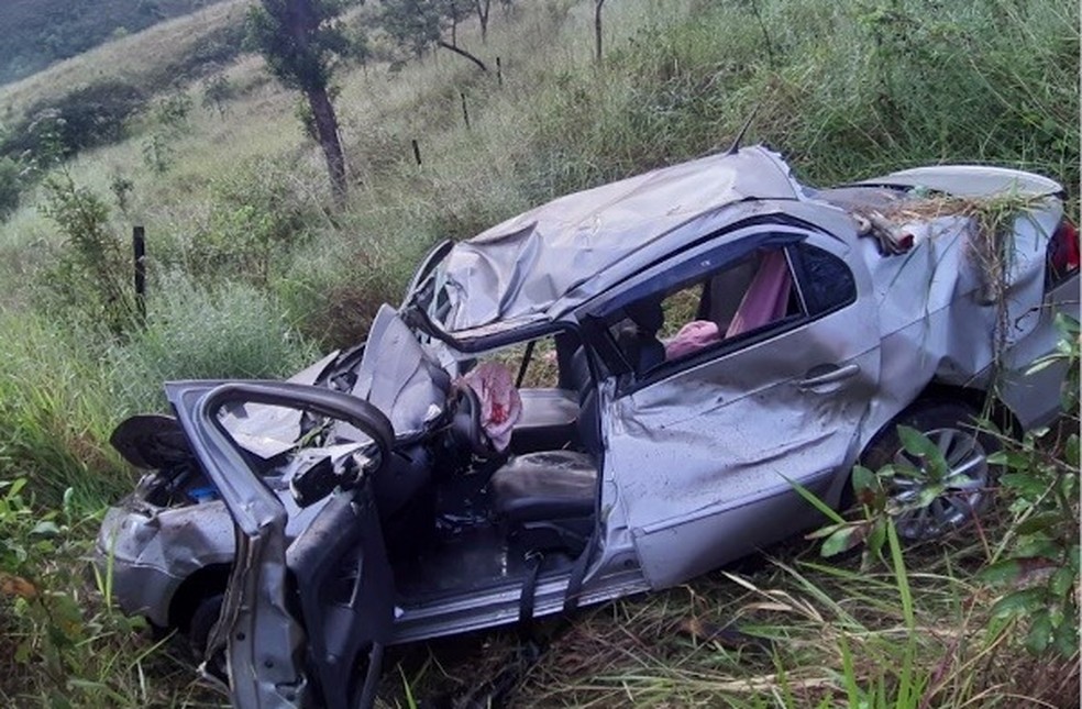 Carro capota e cai em ribanceira na BR 262 em Campos Altos Triângulo