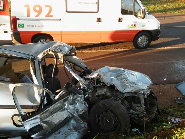 G1 - Motorista dorme ao volante e bate carro contra caminhão na BR-369 ... G1 - Motorista dorme ao volante e bate carro contra caminhão na BR-369 ...
