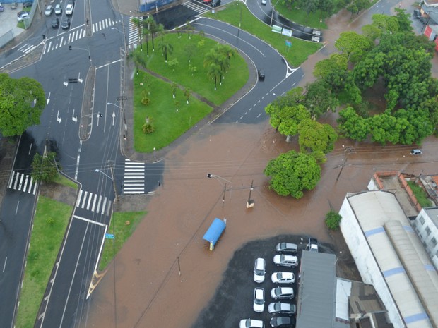 G1 Chuva De 30 Minutos Alaga Avenidas Da Região Central De Piracicaba