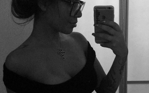 Rafaella Santos capricha no decote e no carão em foto na web Quem