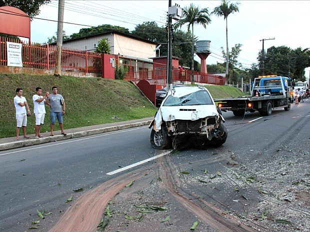 G1 - Carro capota na Zona Oeste de Manaus e motorista sai ileso - notícias em Trânsito AM
